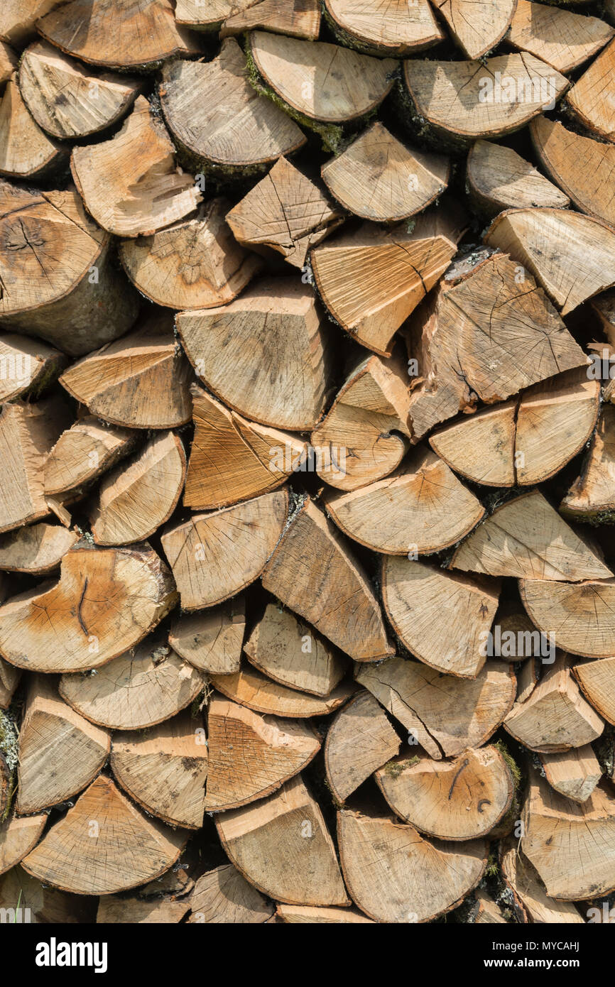 Neat pile of freshly chopped logs for the fire Stock Photo - Alamy