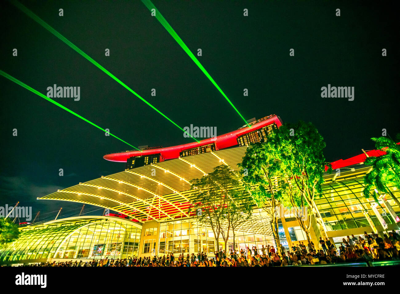 Singapore - April 26, 2018: crowd of tourists at Singapore Marina Bay ...
