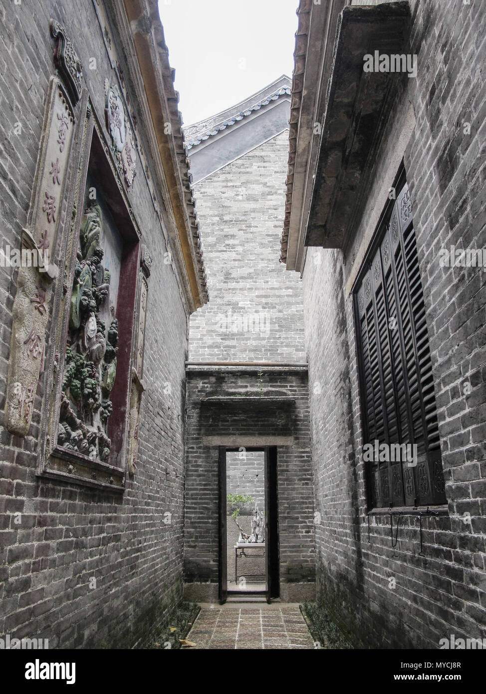 Traditional chinese courtyard house hi-res stock photography and images ...