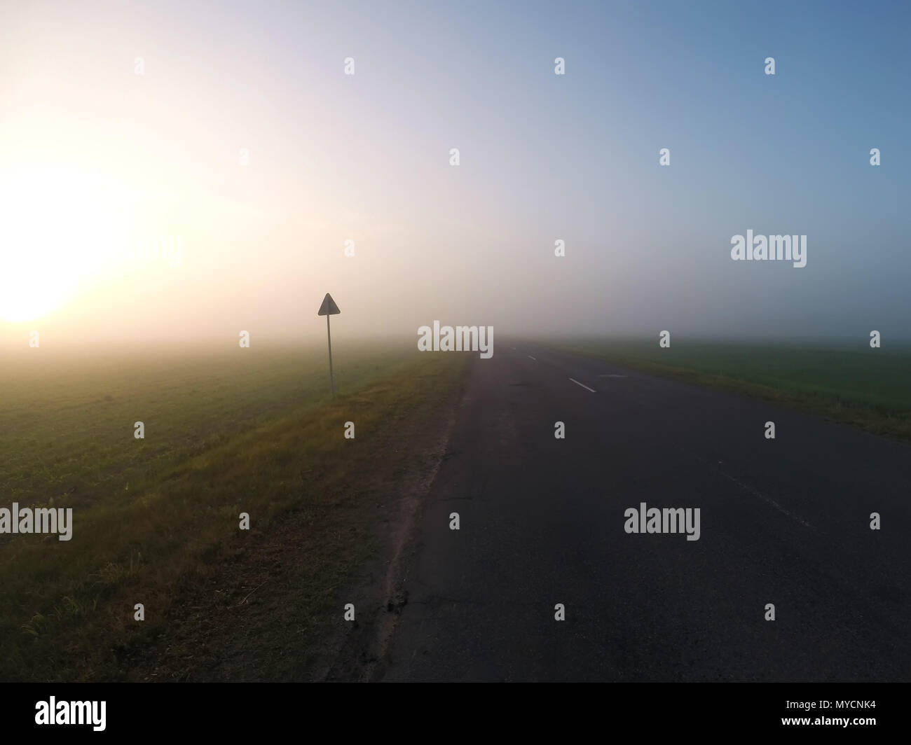 Road disappearing into fog hi-res stock photography and images - Alamy