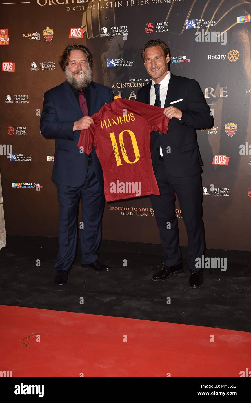 Gladiator russel crowe hi-res stock photography and images - Alamy