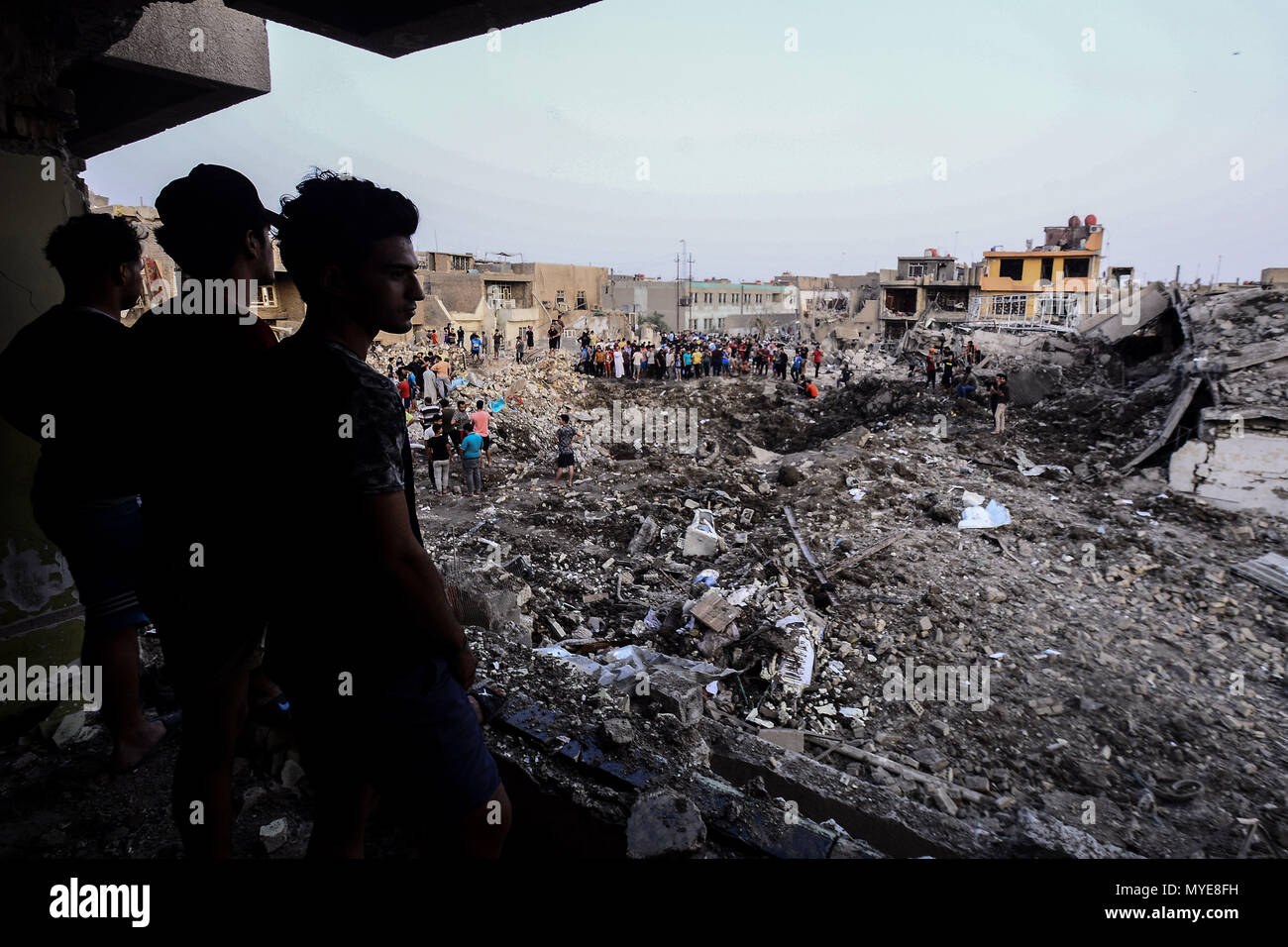 Baghdad, Iraq. 7th June, 2018. Iraqi people inspect the site of an ...