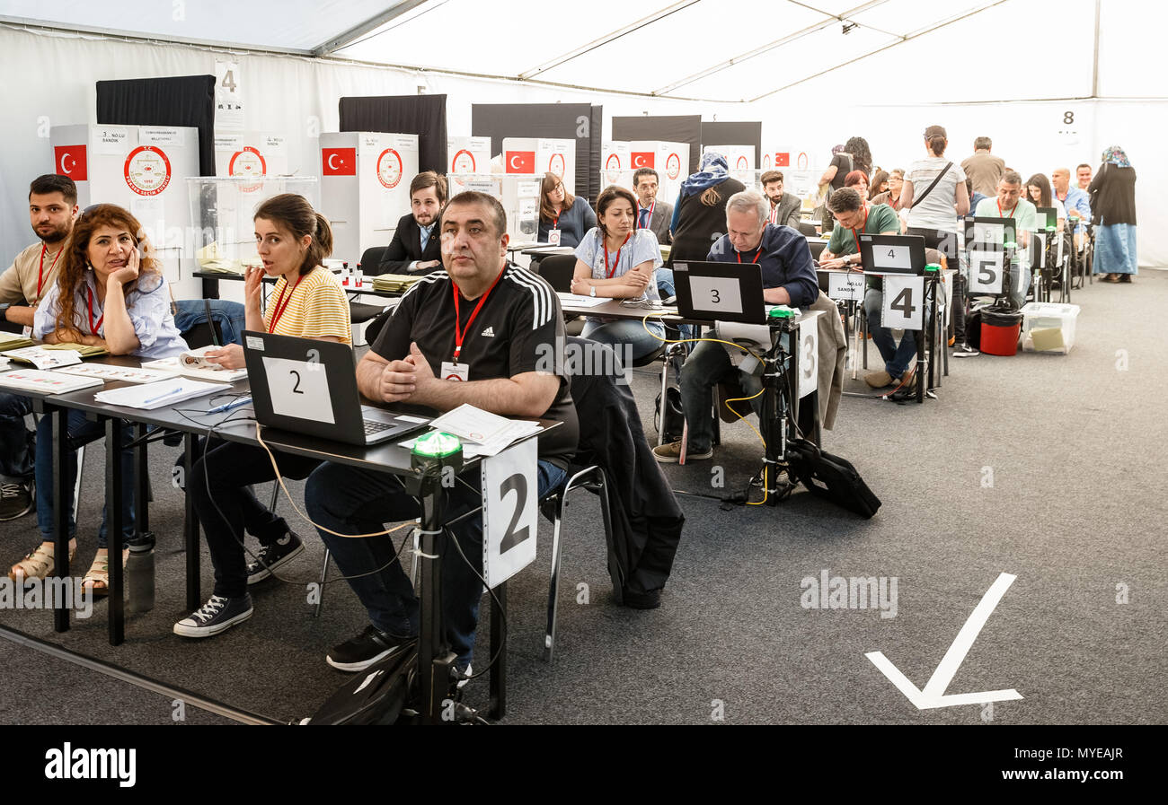 7 June 2018, Hamburg, Germany: Members of the election commission sit ...