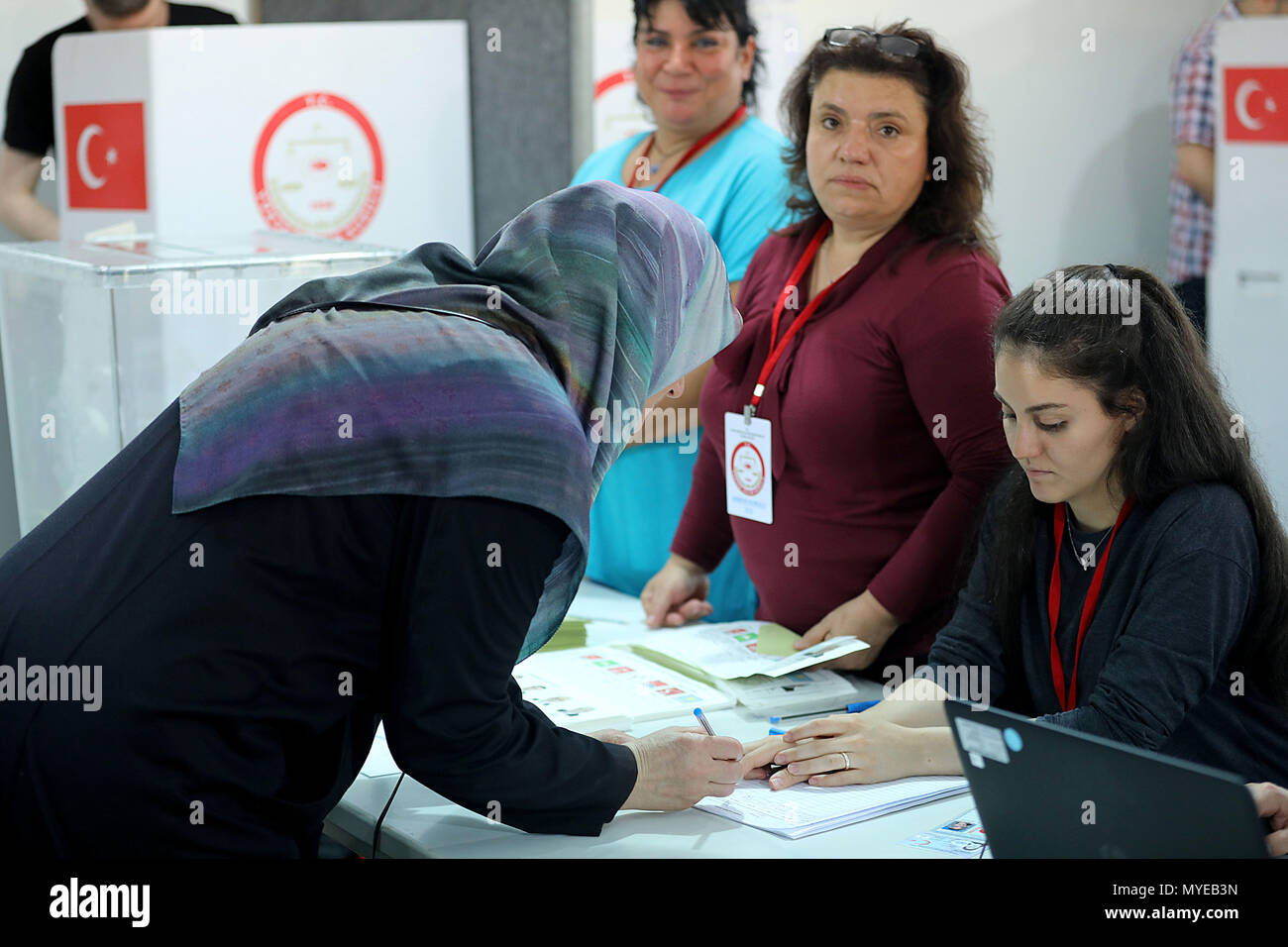 7 June 2018, Huerth, Germany: A Turkish woman registers at the Turkish ...
