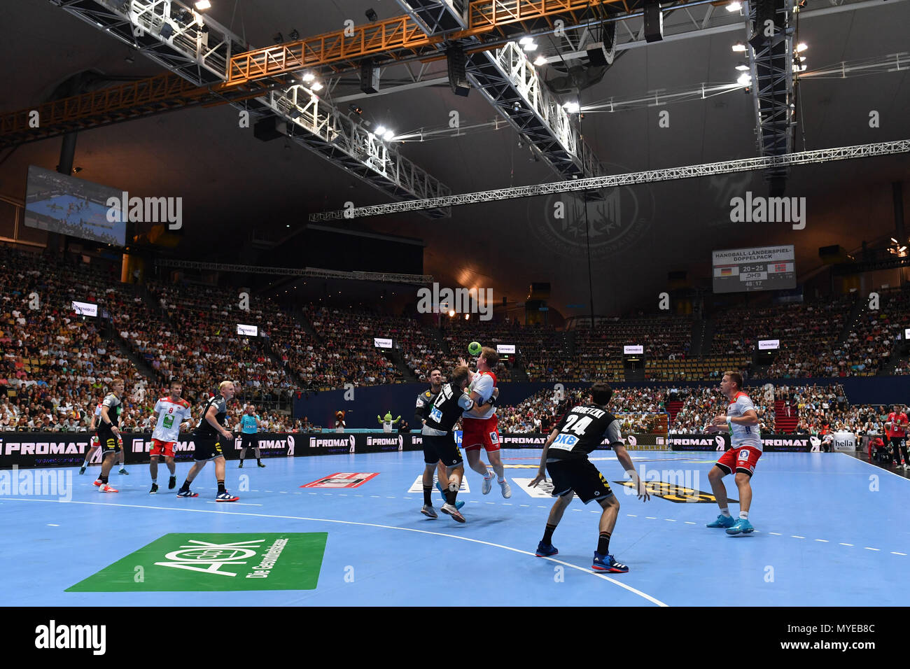 general, overview fully occupied hall, handball Laenderspiel der ...