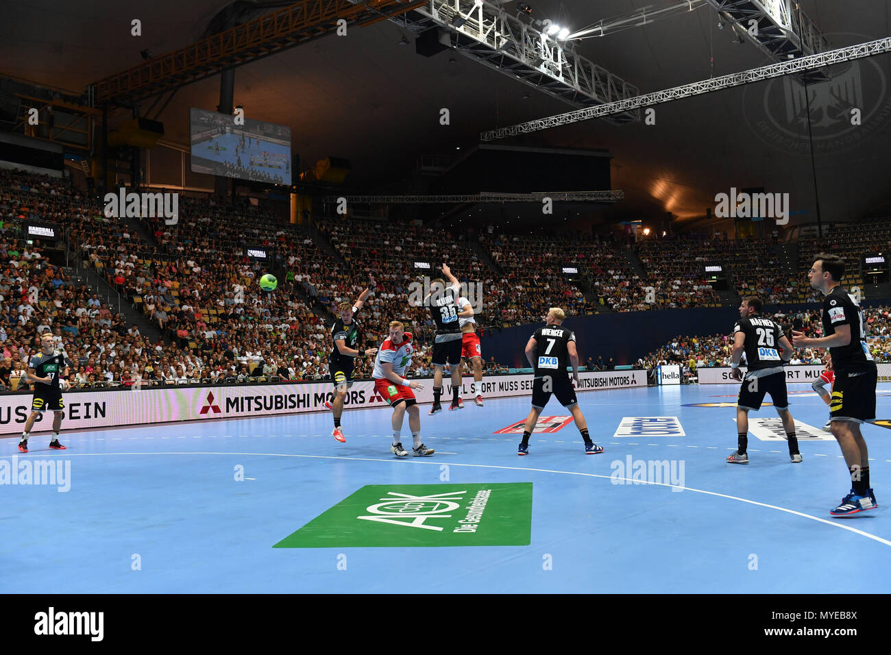 general, overview fully occupied hall, handball Laenderspiel der ...