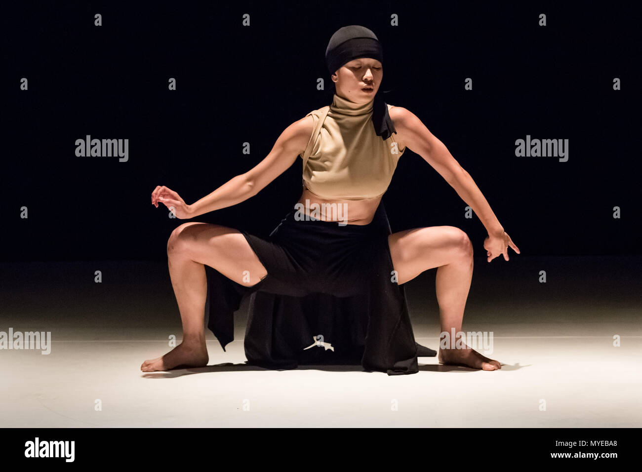 Vulture ching ying chien hi-res stock photography and images - Alamy