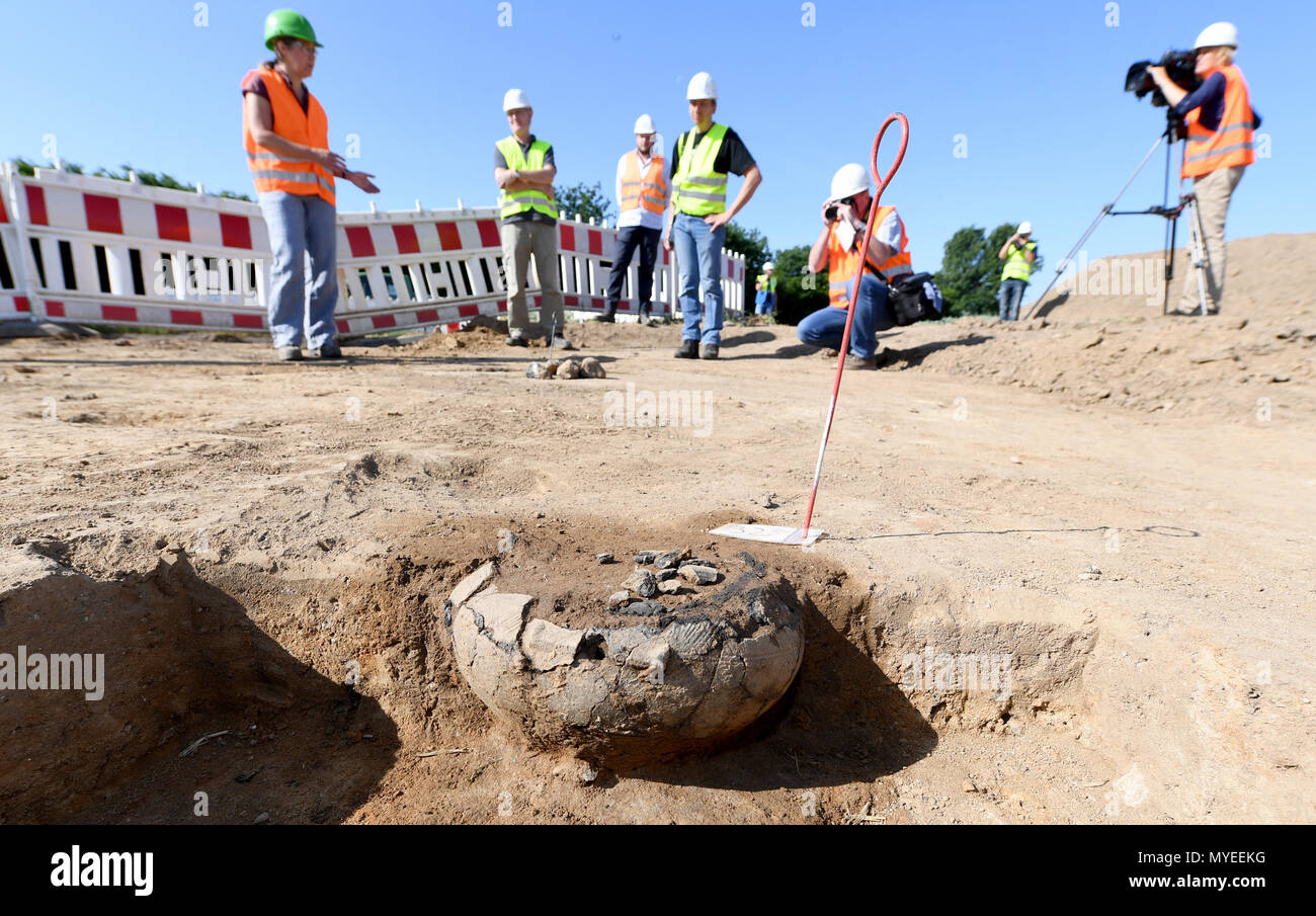 06 June 2018, Germany, Mohrkirch: An iron age urn on the building site ...