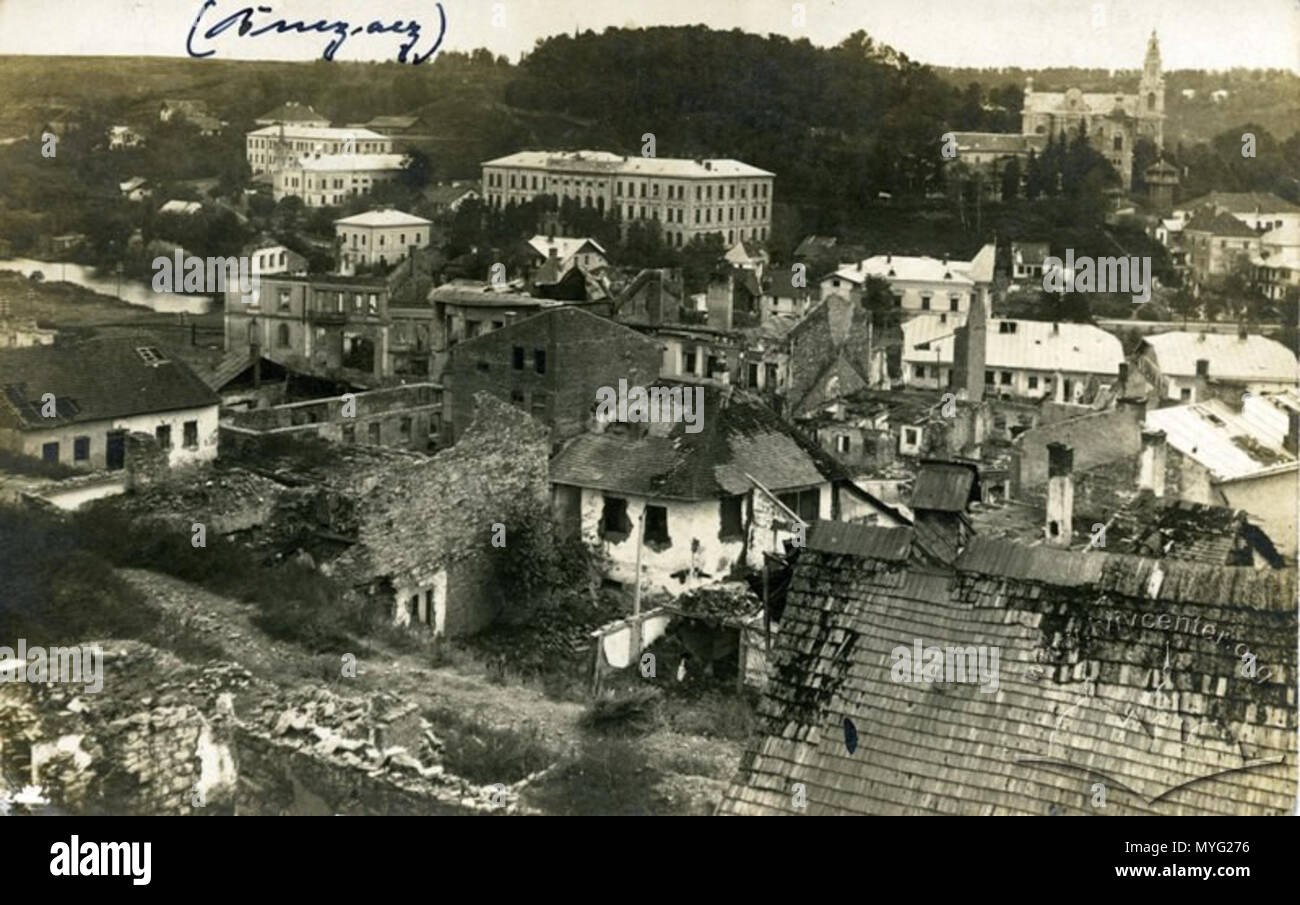 . Українська: Бучач. Будинки між гімназією, будинком культури (не ...