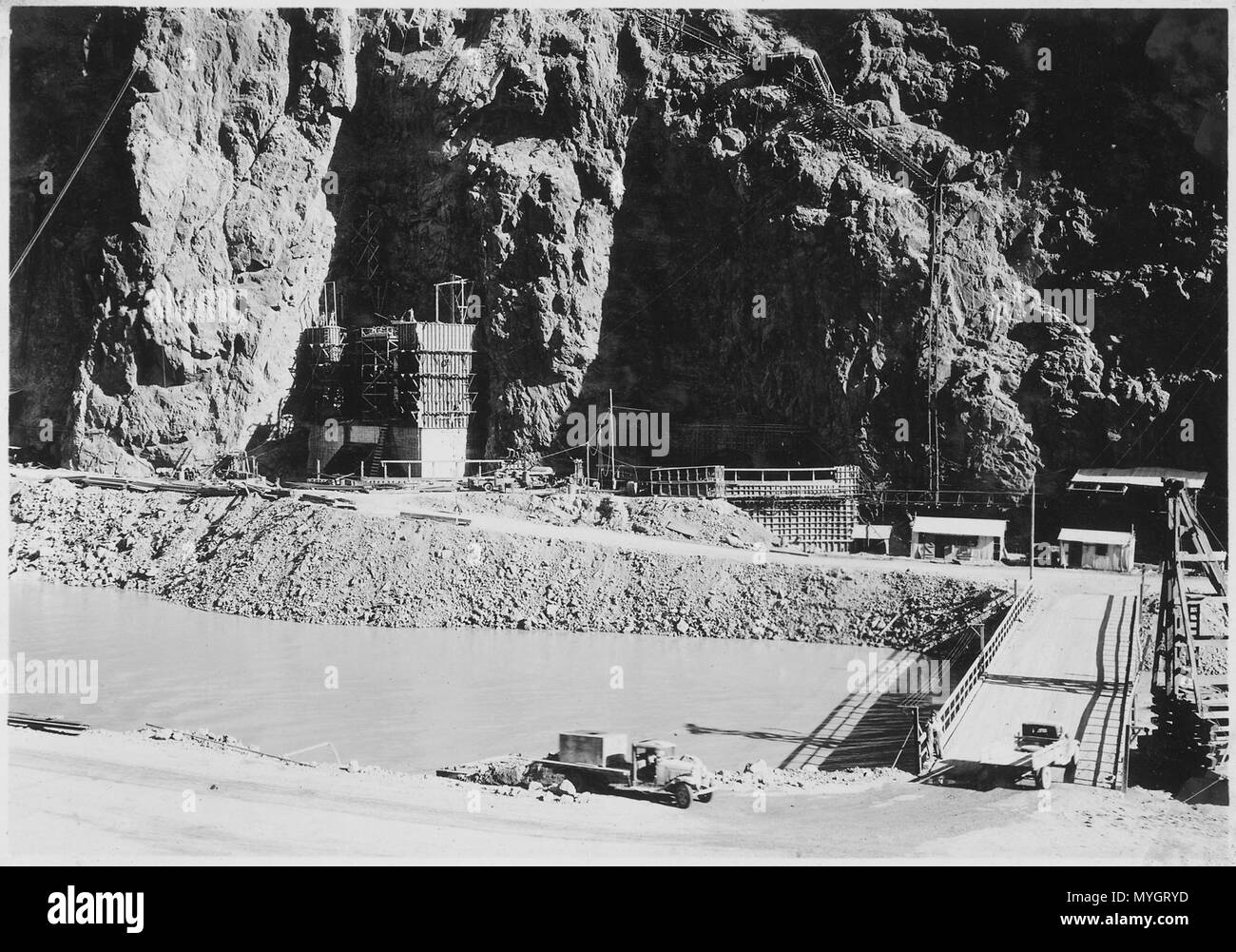 Bulkhead gate structure and trash rack structure at inlet portals of ...
