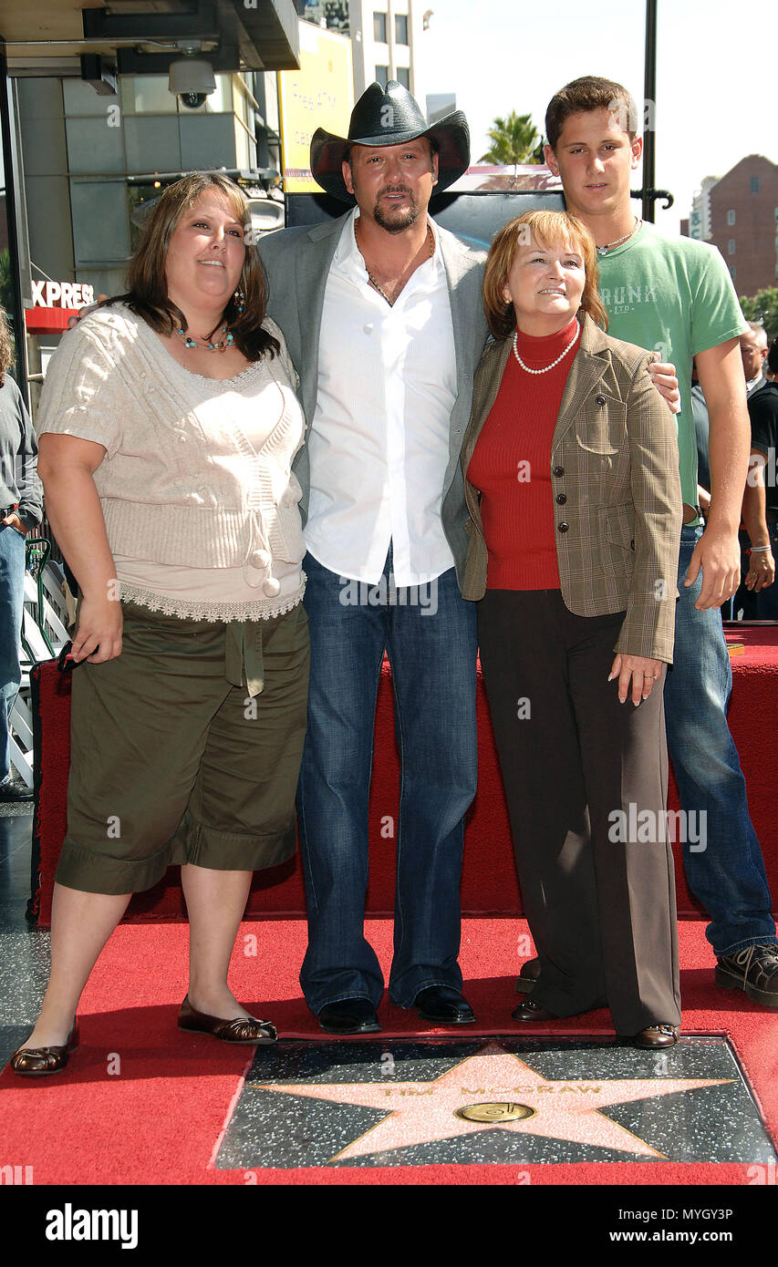 Tim McGraw ( with his sister, his mom Betty and his nephew ) received ...