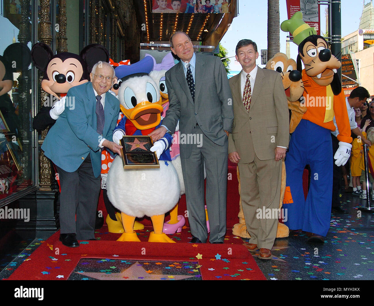 Donald Duck, posing with Michael Eisner, Johnny Grand-hollywood mayor ...