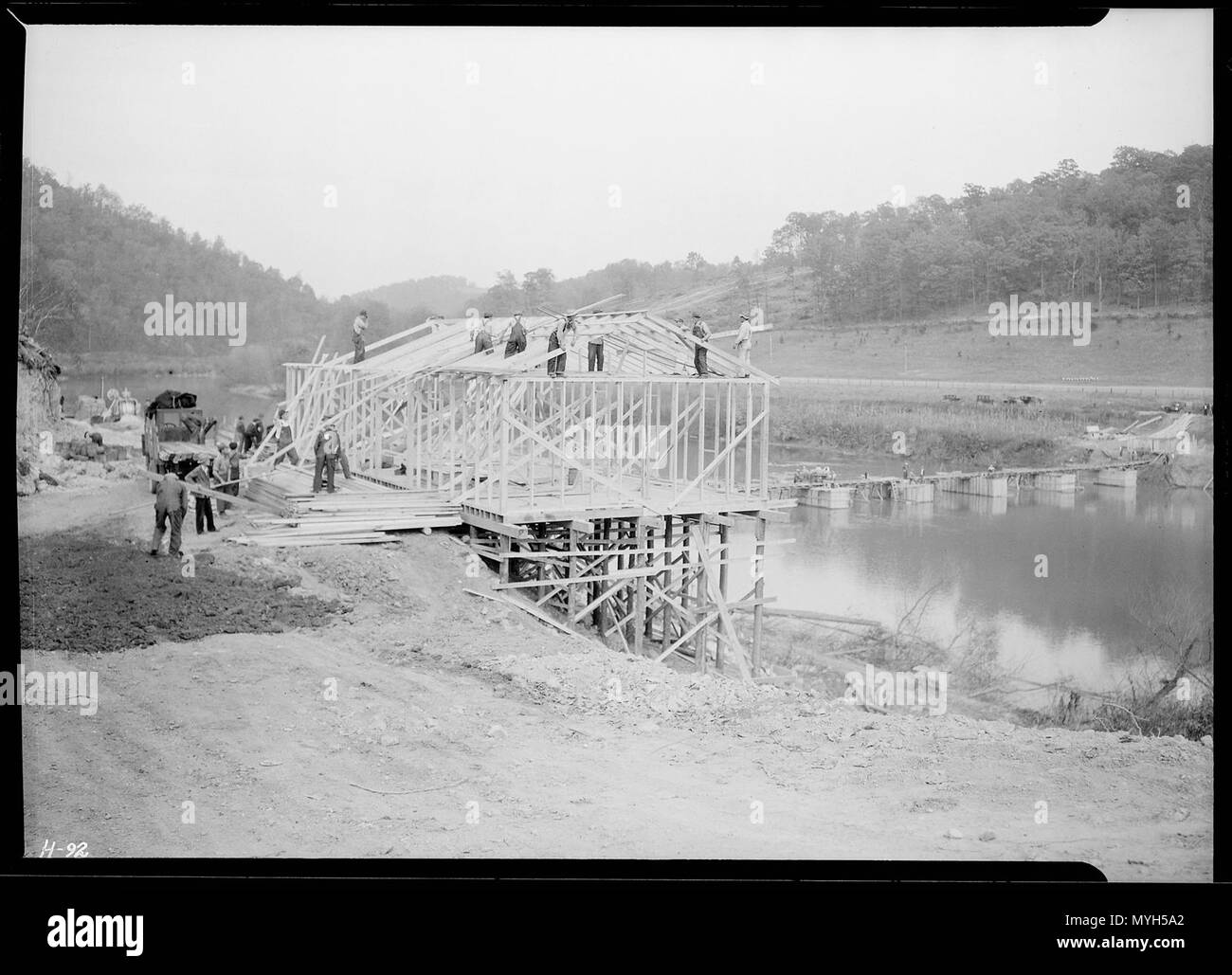 Constructing the temporary warehouse near west end of the heavy duty ...
