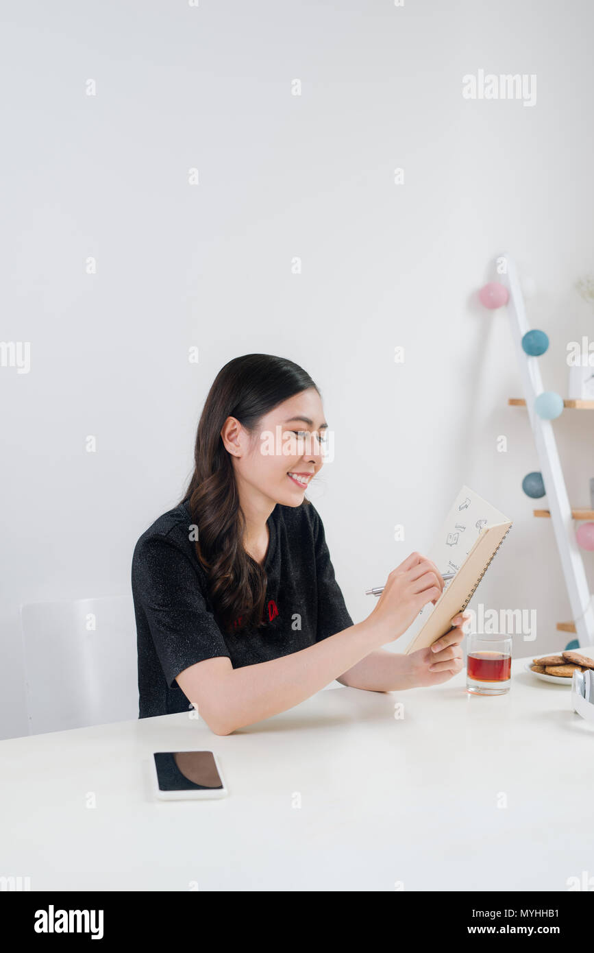 woman working paper work, Writing list and note by business woman ...