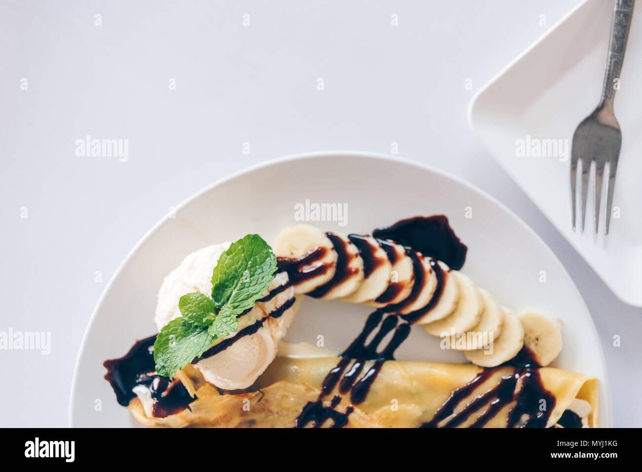 Banana cold crepe (Japanese Desserts), Crepe with banana and chocolate ...