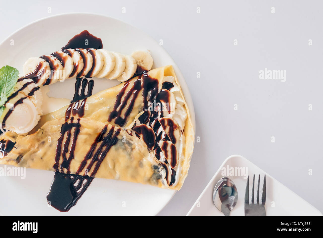Banana cold crepe (Japanese Desserts), Crepe with banana and chocolate ...