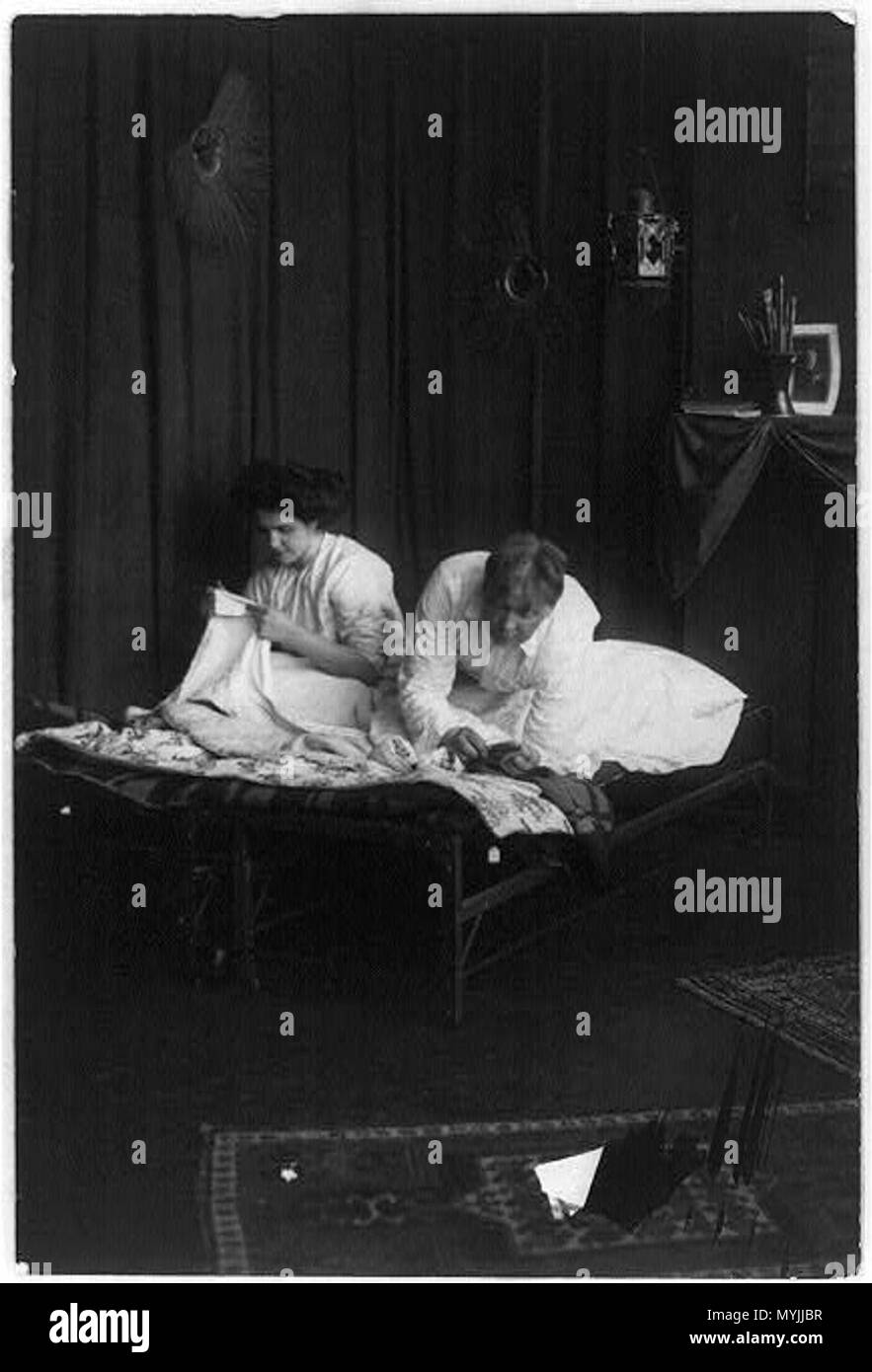 Things to do with friends hi-res stock photography and images - Alamy