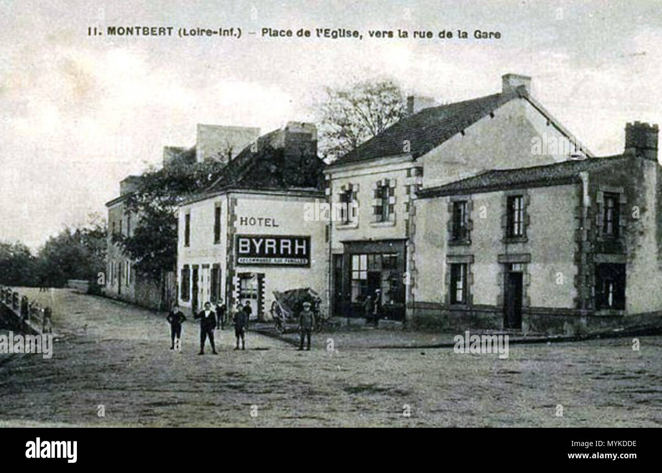 369 Montbert-1900 (place de l'église vers la rue de la gare Stock Photo ...