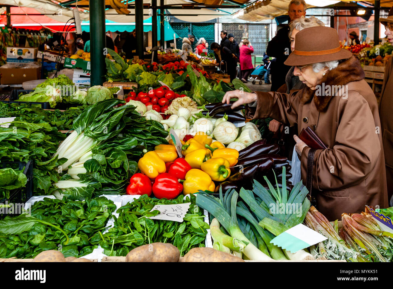 Venetian well hi-res stock photography and images - Alamy
