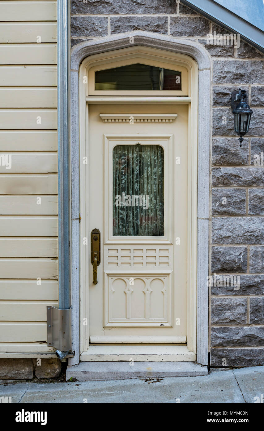 Canadian door entrance hi-res stock photography and images - Alamy
