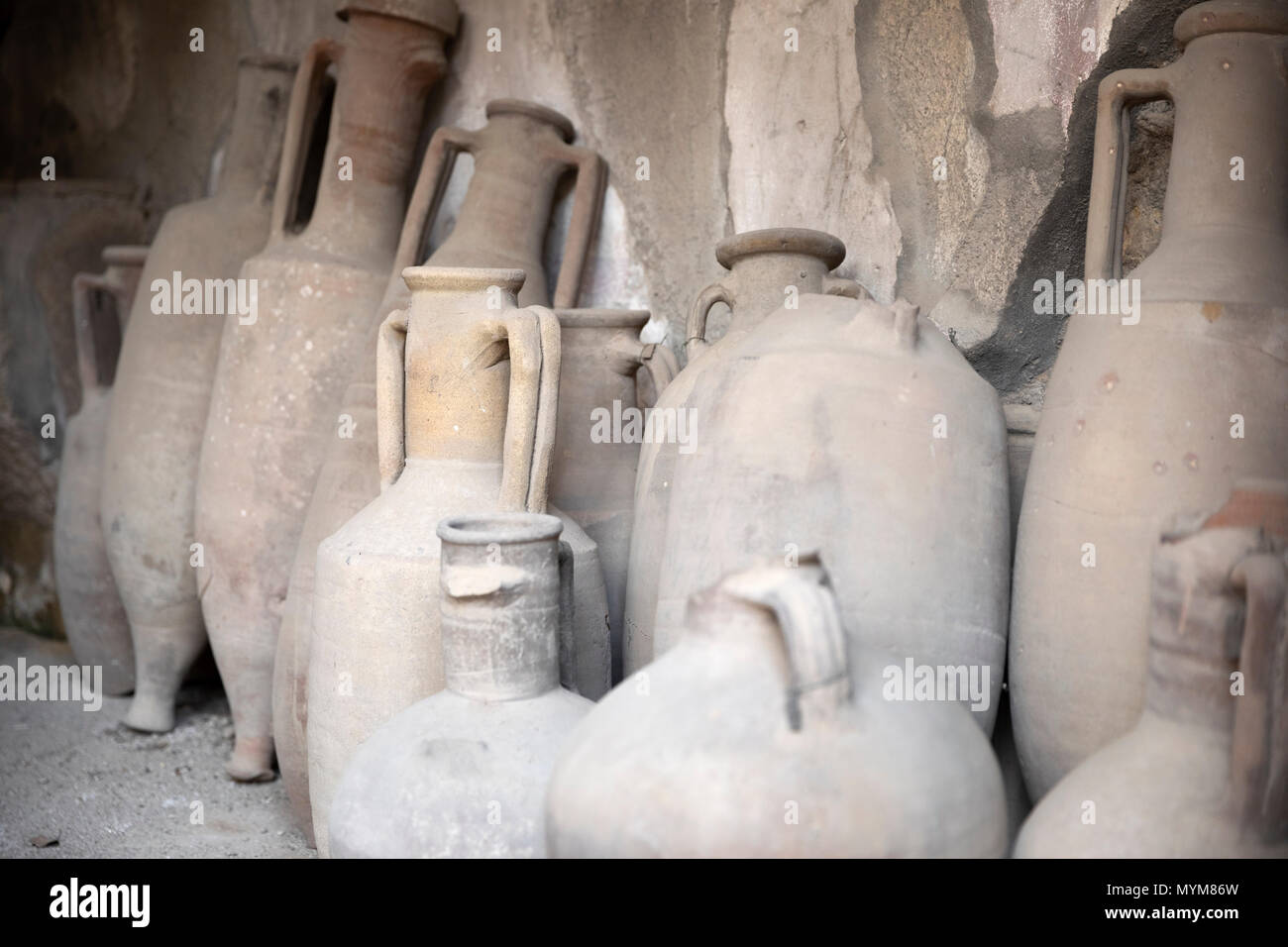 Amphorae hi-res stock photography and images - Alamy