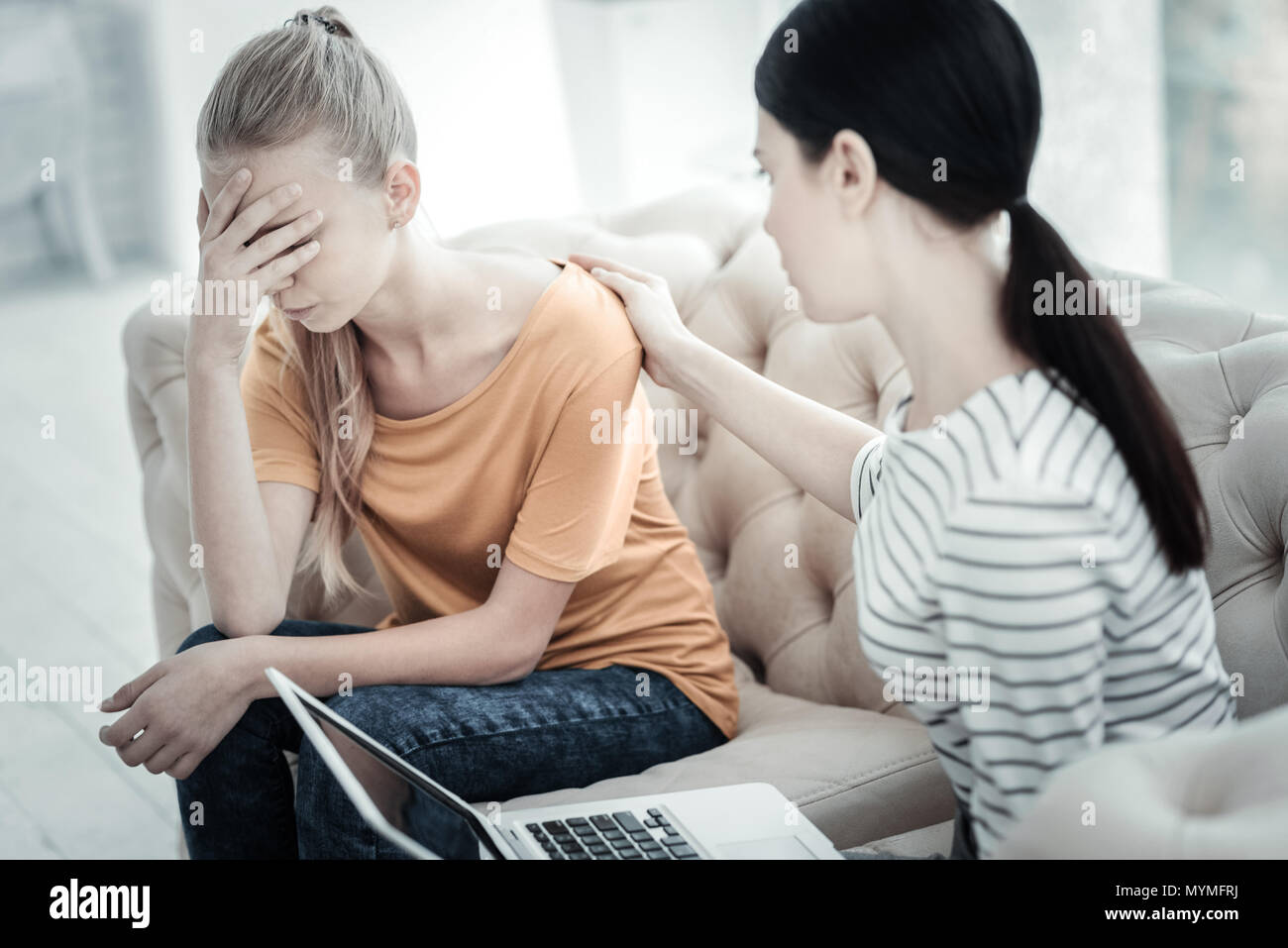 Teen girl crying hi-res stock photography and images - Alamy