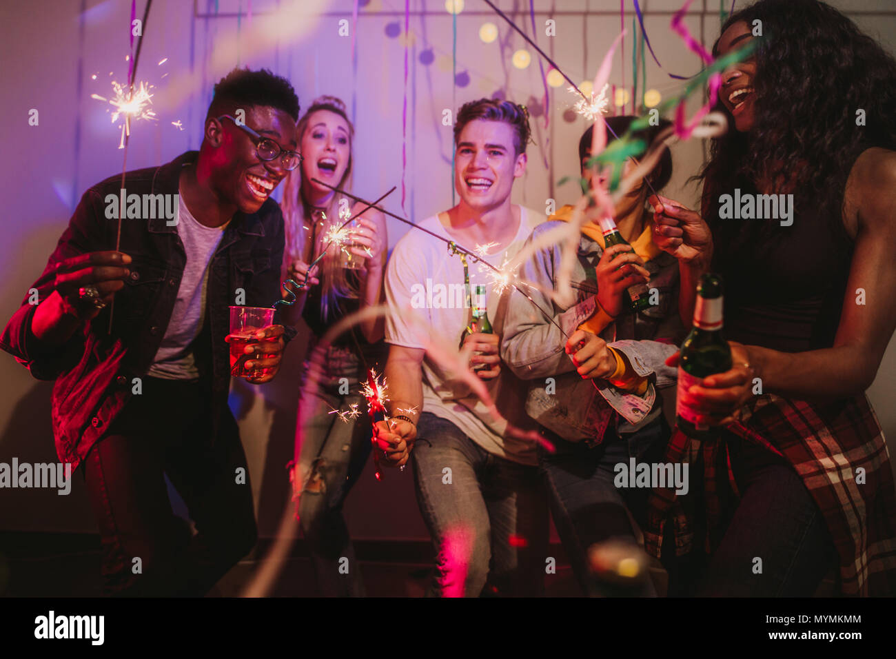 Fire night friends not beach hi-res stock photography and images - Alamy