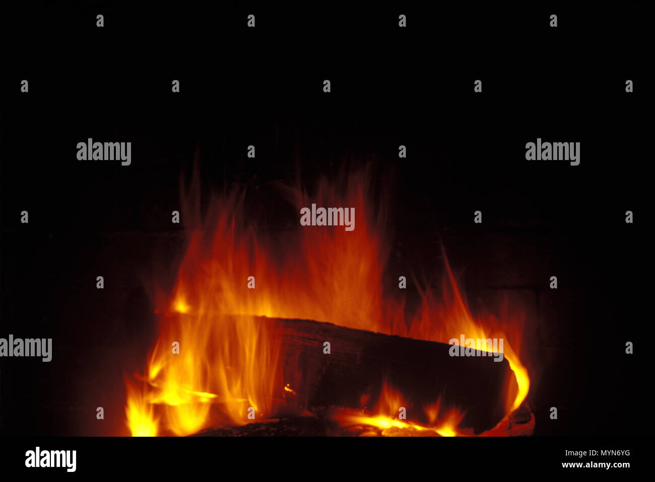 LOGS BURNING IN DOMESTIC HOME FIREPLACE Stock Photo - Alamy