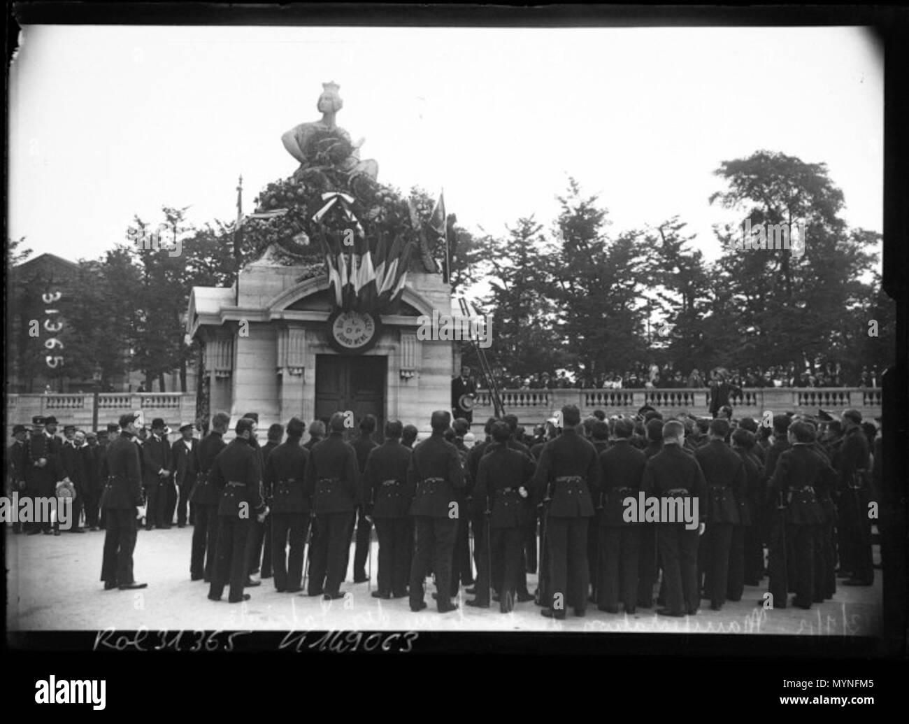 Statue protest Black and White Stock Photos & Images - Alamy