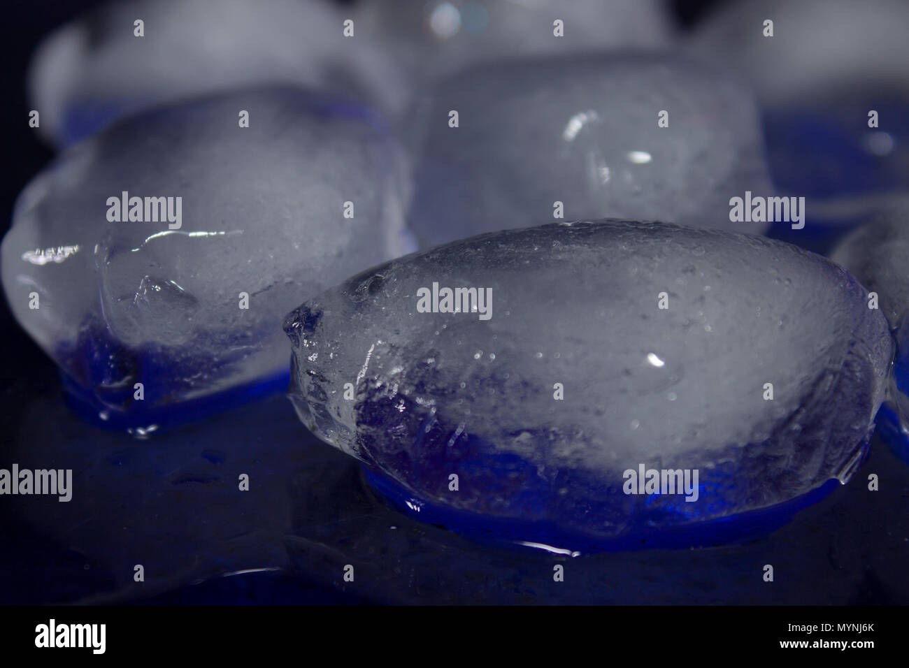 Ice cubes on pile hi-res stock photography and images - Alamy