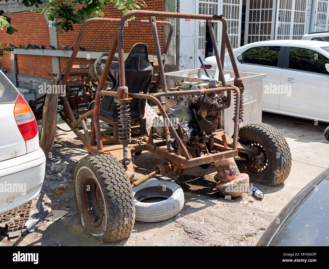 Abandoned suv hi-res stock photography and images - Alamy