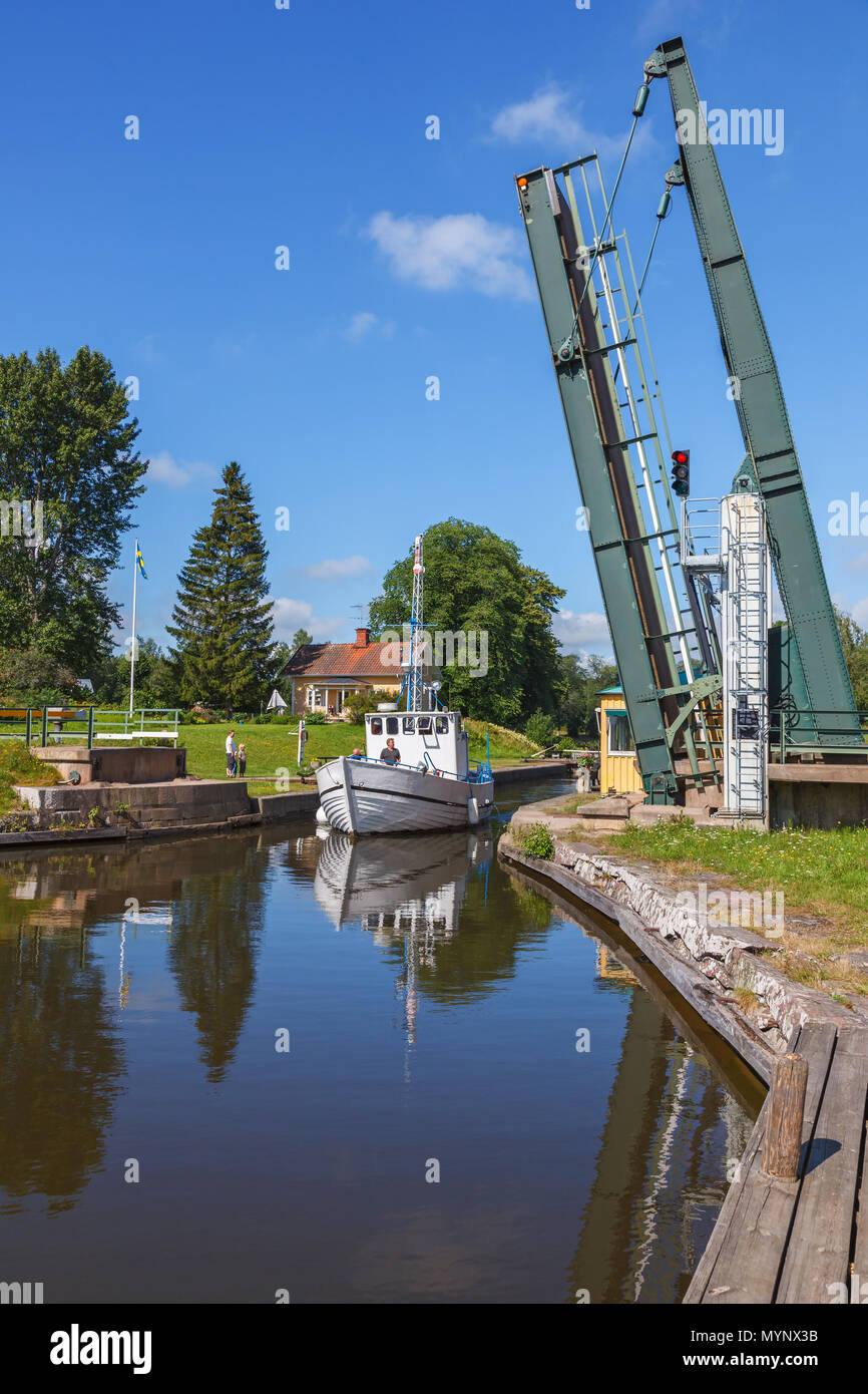 Boat in the Gota canal with an opened road bridge Stock Photo - Alamy