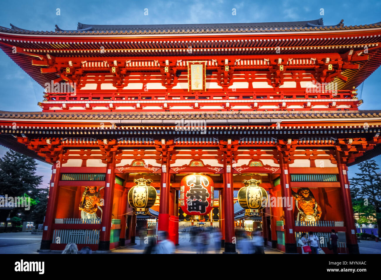 Kaminarimon gate and Lantern at night, Senso-ji temple, Tokyo, Japan ...