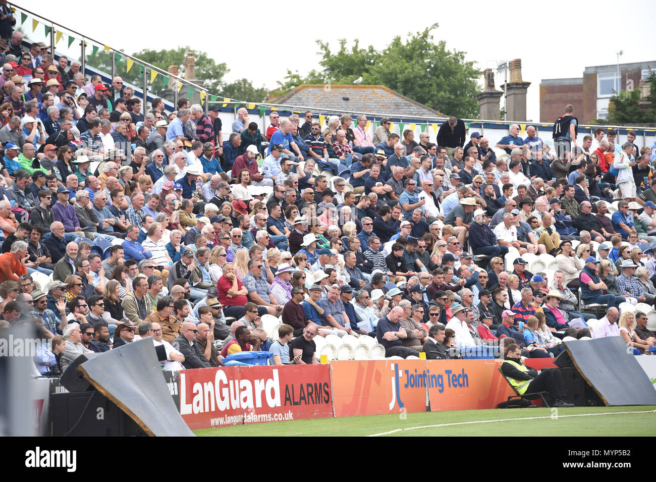Sport of cricket hi-res stock photography and images - Alamy