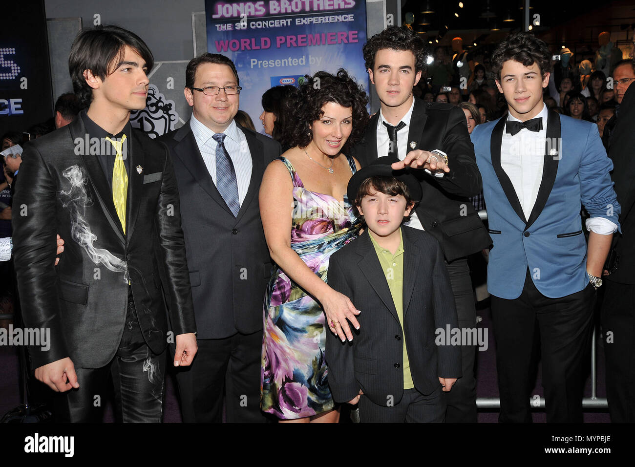 Joe Paul Denise Frankie Kevin Nick Jonas - Jonas Brothers - The 3D ...