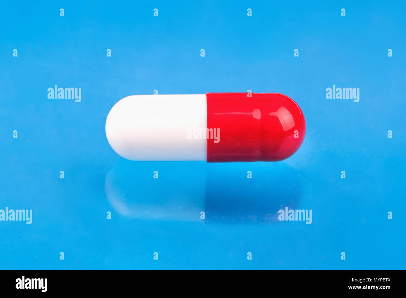 Red and white capsule hi-res stock photography and images - Alamy