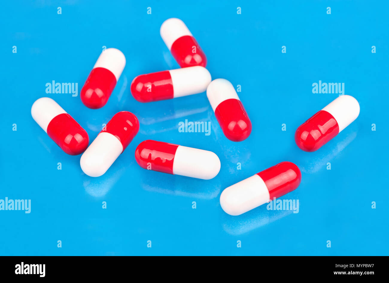 Red and white capsules hi-res stock photography and images - Alamy