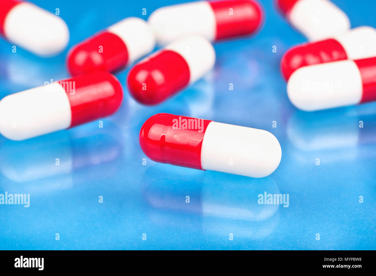 Red and white capsules hi-res stock photography and images - Alamy