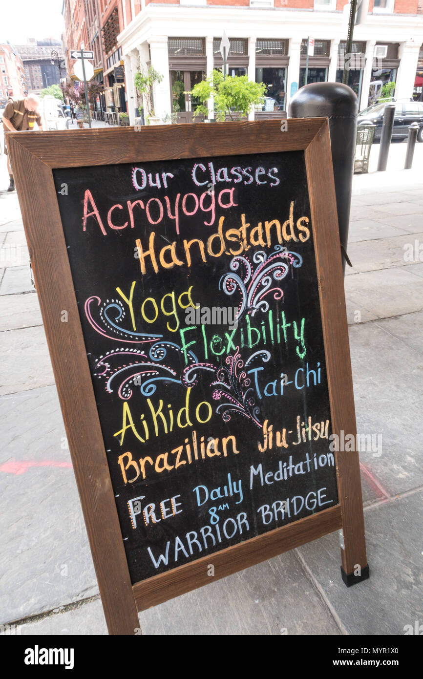 Usa sidewalk sign advertisements hi-res stock photography and images ...