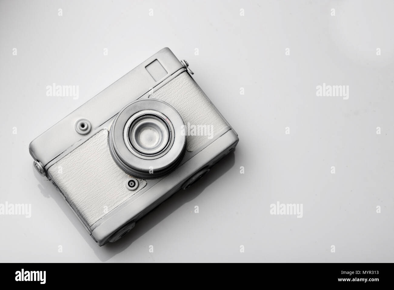 Vintage camera painted in white Stock Photo - Alamy