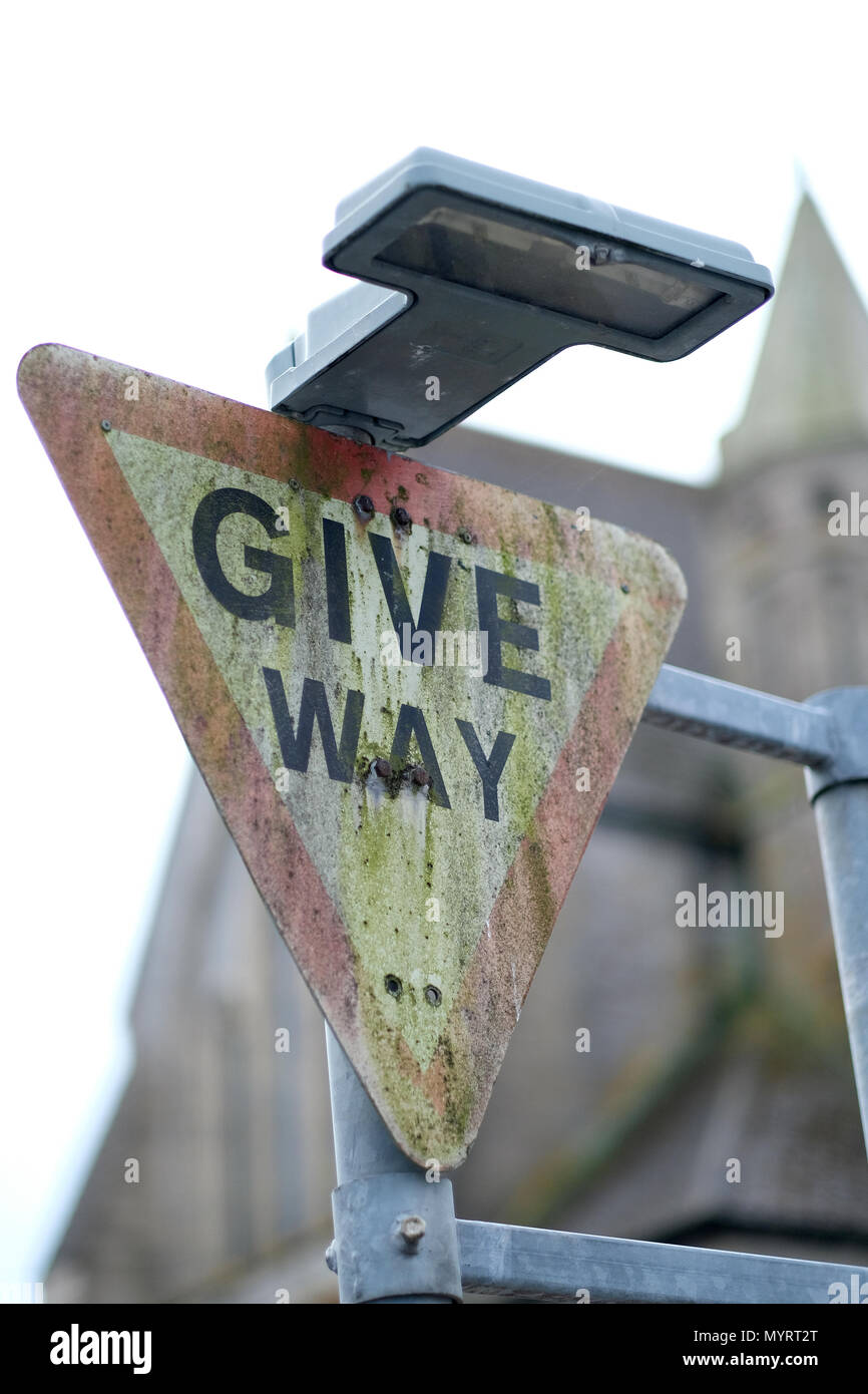 Give way uk sign hi-res stock photography and images - Alamy
