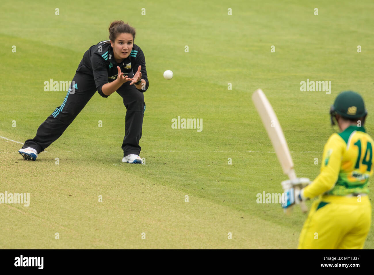 Women's cricket match hi-res stock photography and images - Alamy