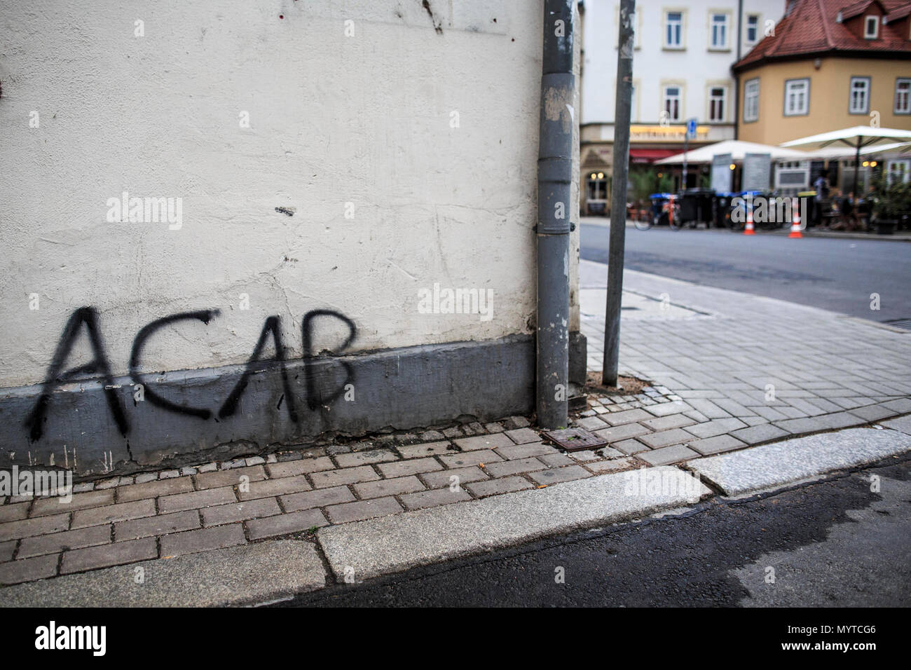 16 May 2018, Germany, Erfurt: A house' facade in old town Erfurt spray ...
