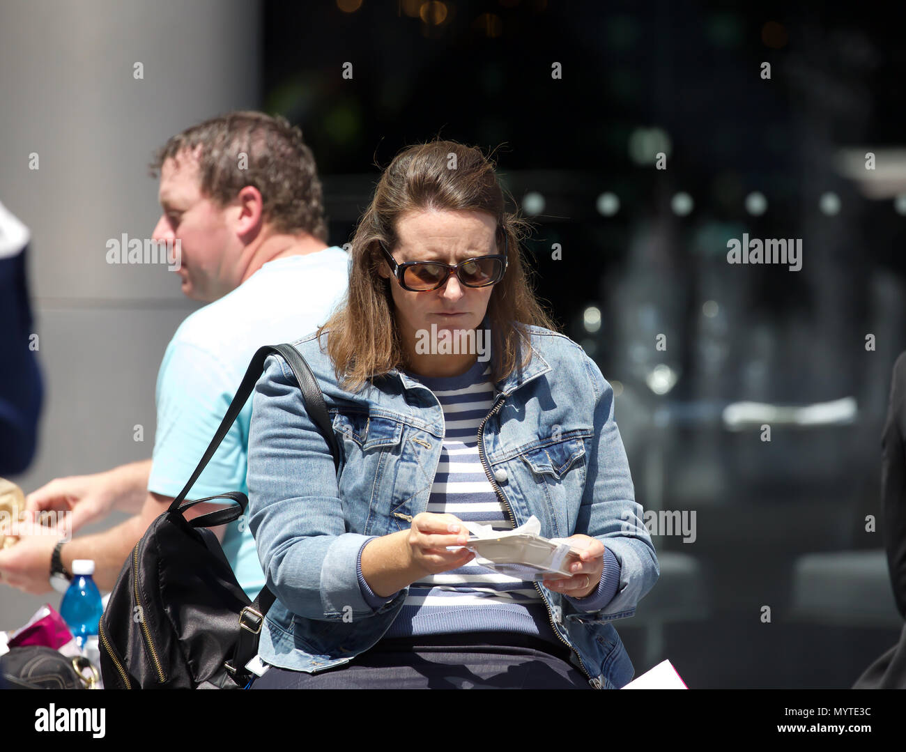 London,UK,8th June 2018,People dine alfesco and enjoy the sunshine over ...
