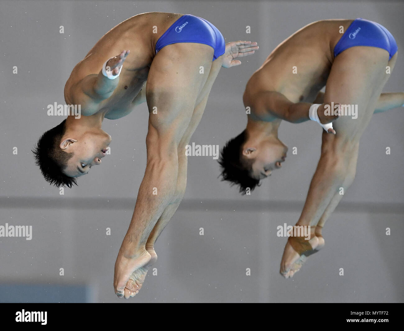 Wuhan. 8th June, 2018. Yang Hao (L) and Chen Aisen of China compete ...