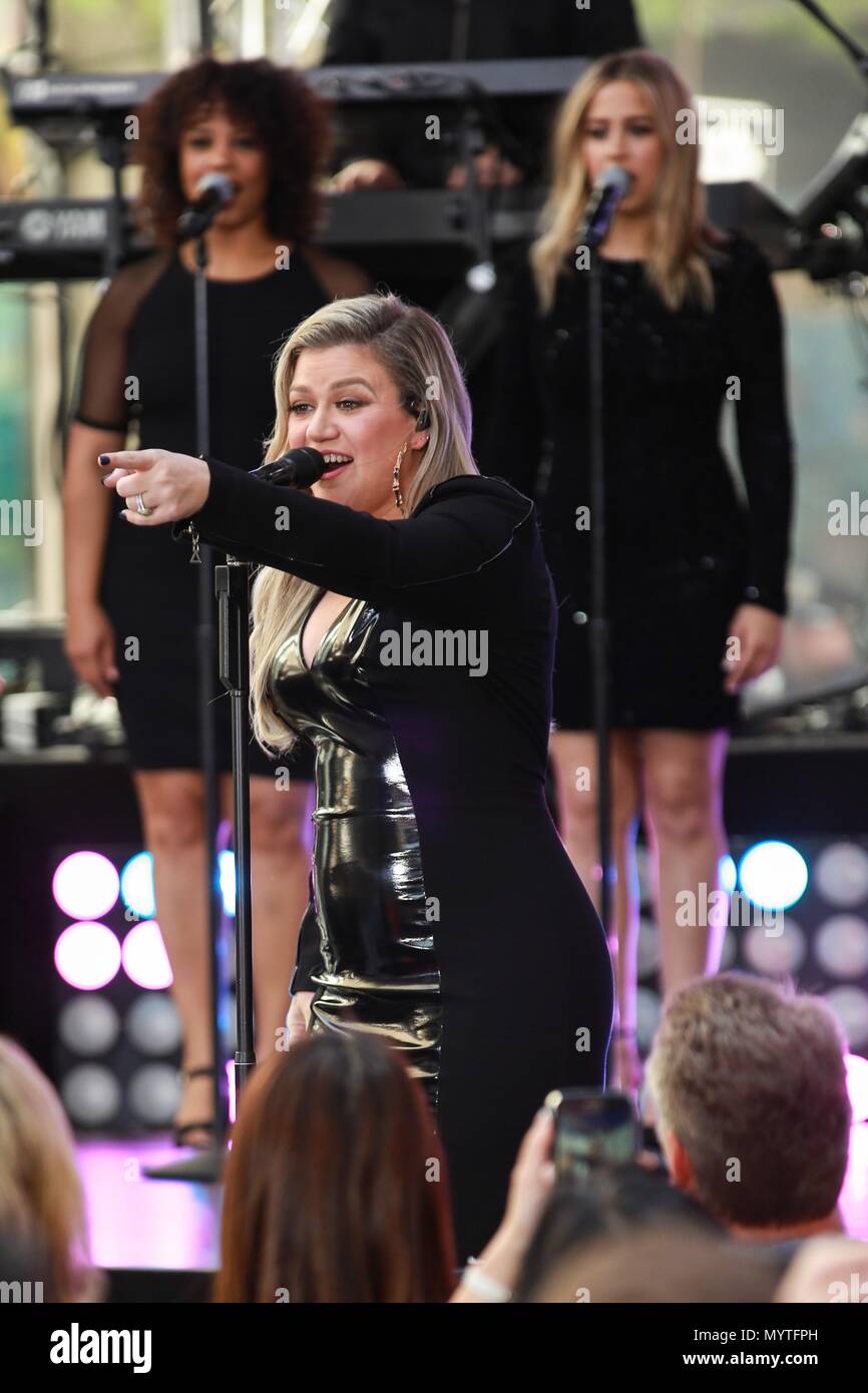 New York, NY, USA. 8th June, 2018. Kelly Clarkson on stage for Kelly ...