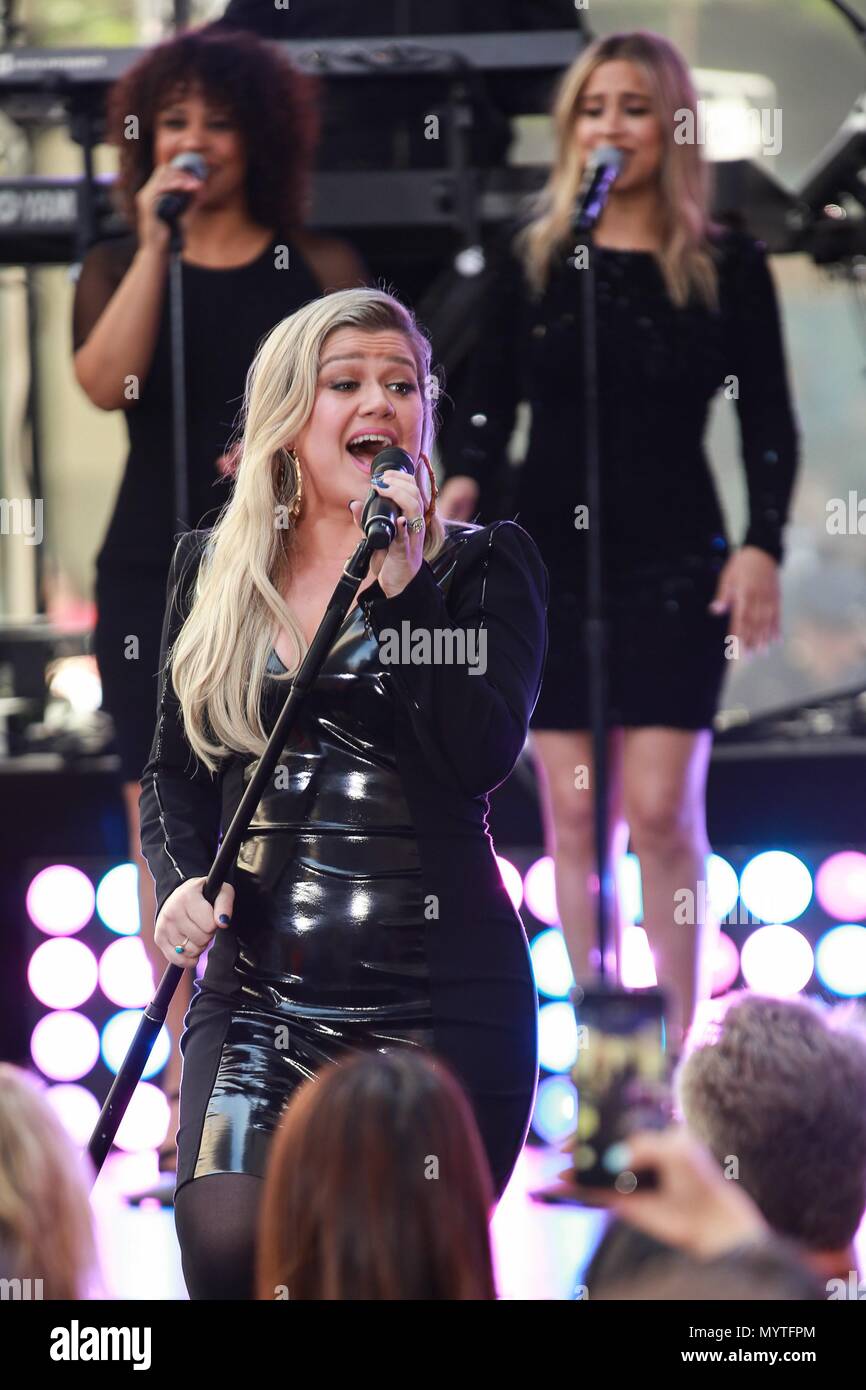 New York, NY, USA. 8th June, 2018. Kelly Clarkson on stage for Kelly ...