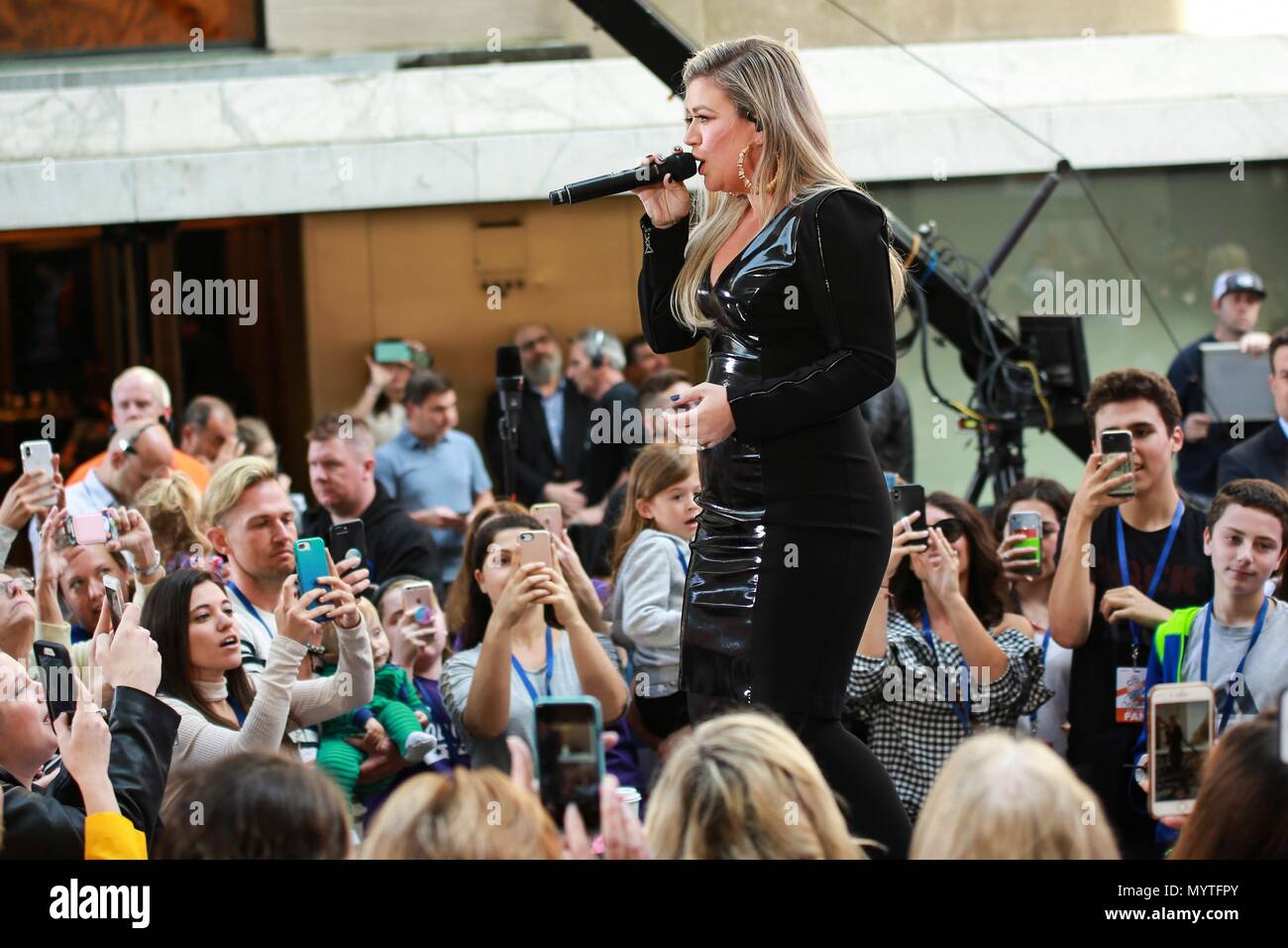 Kelly clarkson and jason clarkson hi-res stock photography and images ...