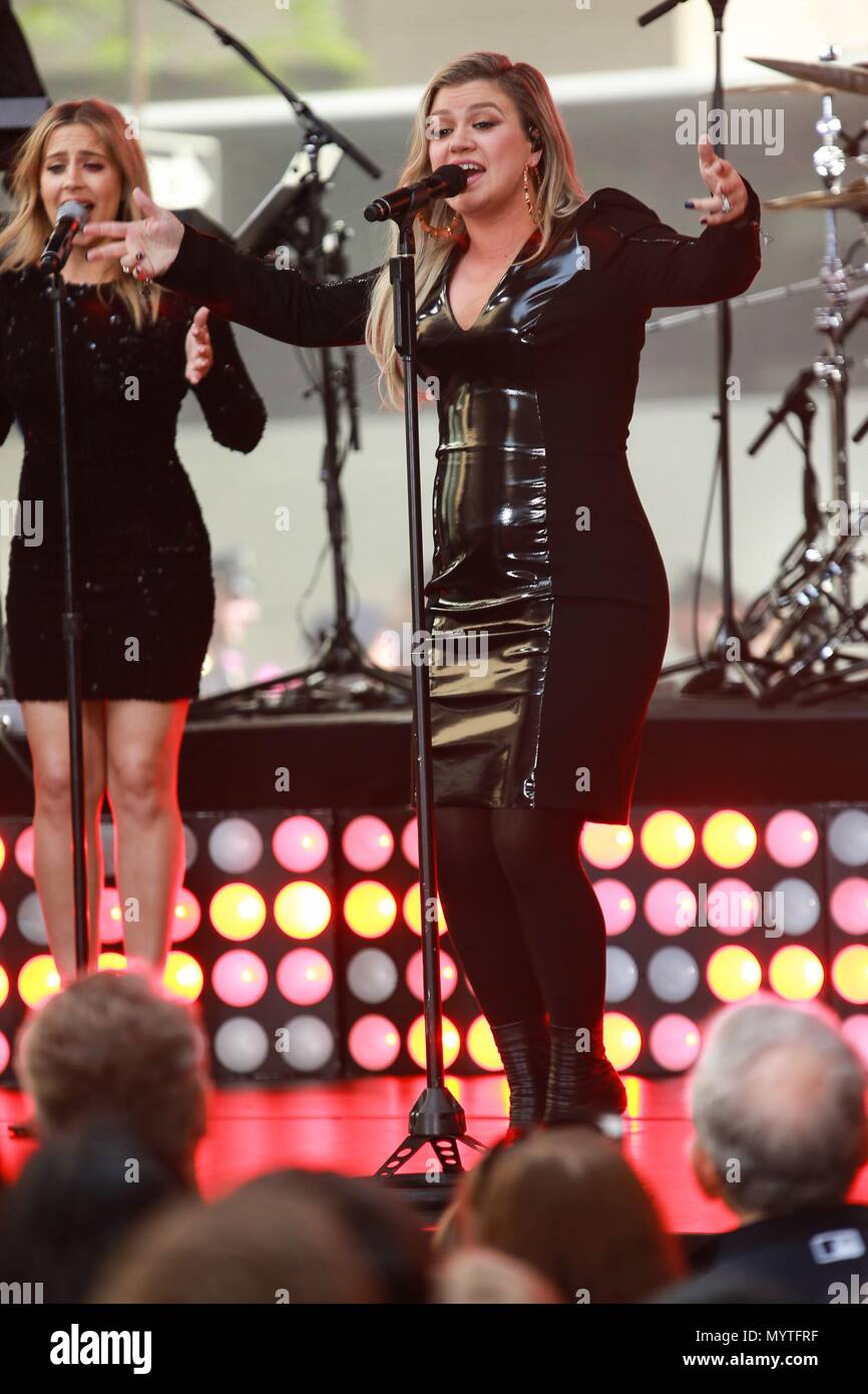 New York, NY, USA. 8th June, 2018. Kelly Clarkson on stage for Kelly ...