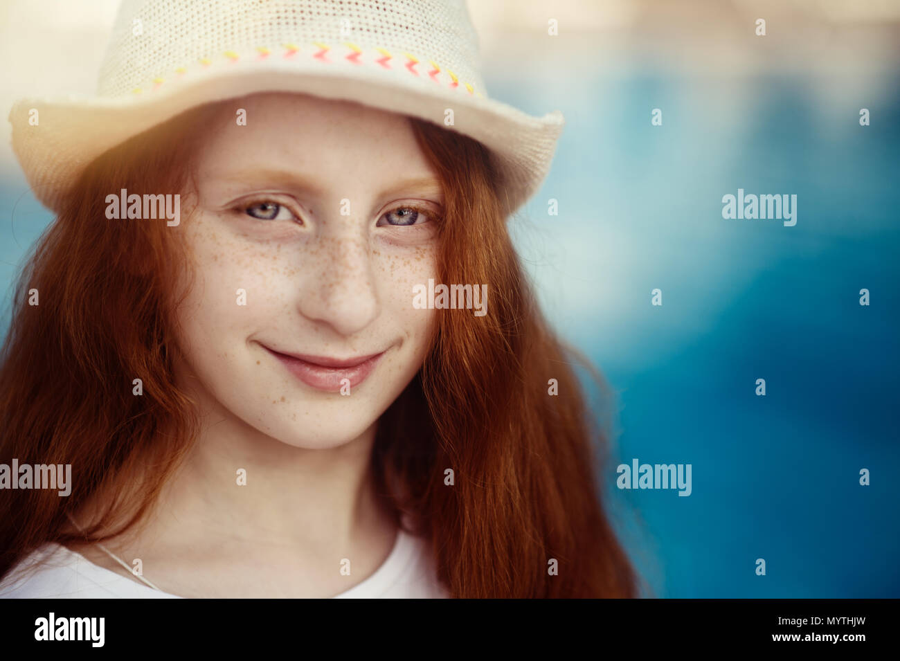 Red hair little girl beach hi-res stock photography and images - Alamy
